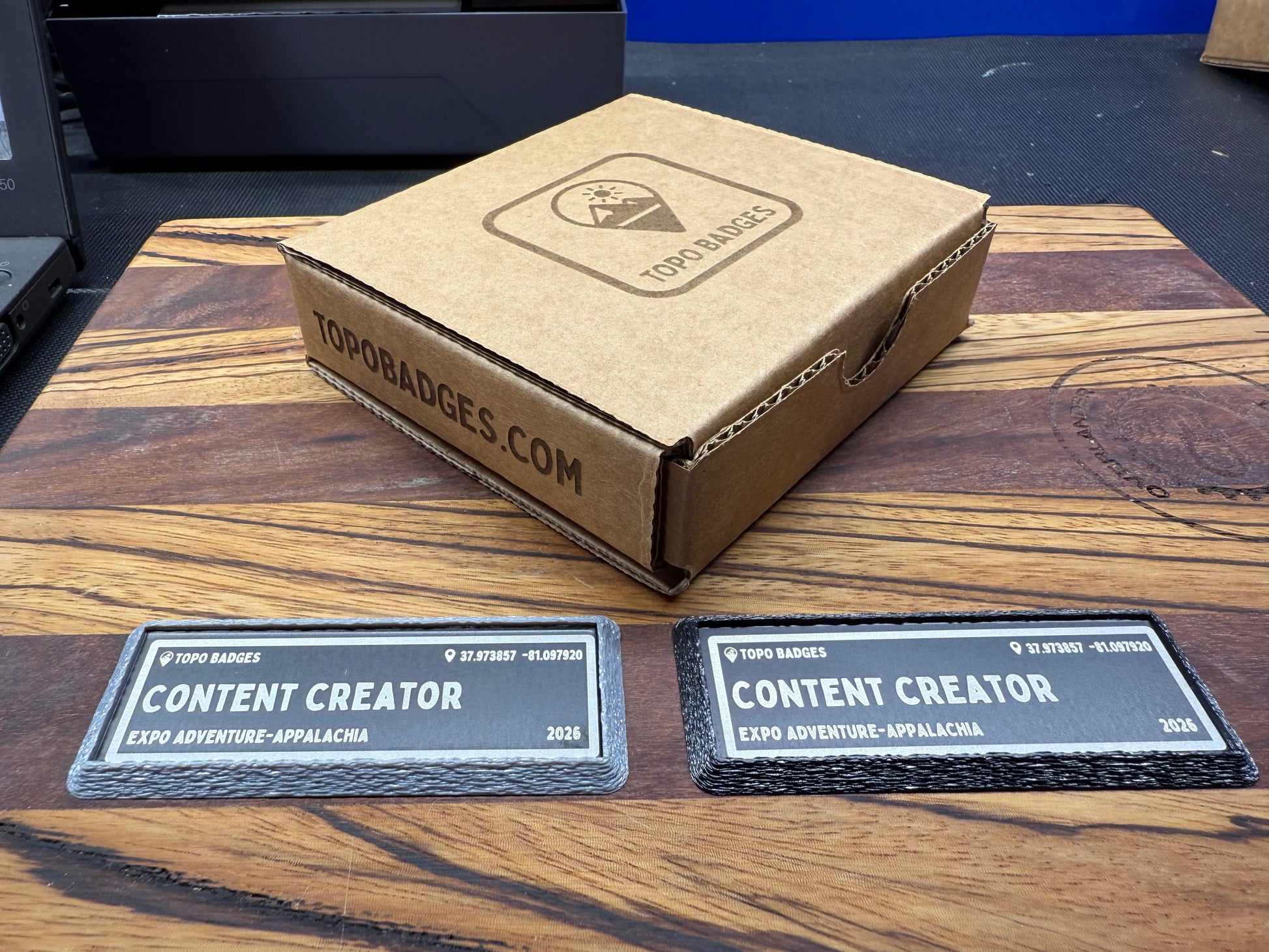 Topo Badge - Content Creator - Expo Adventure 2026 – Overlander Project